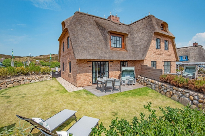 Feriendoppelhaus unter Reet mit Kamin, großem Garten und Terrasse