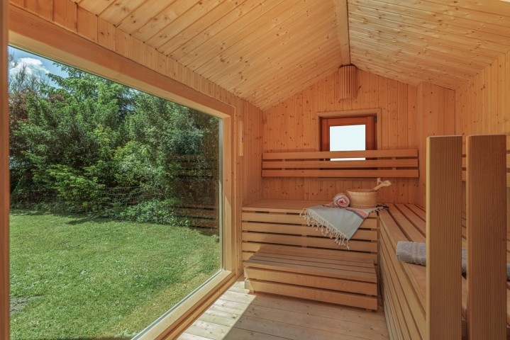 Lichtdurchflutetes Haus mit Sauna, Hot Tub in großem Garten