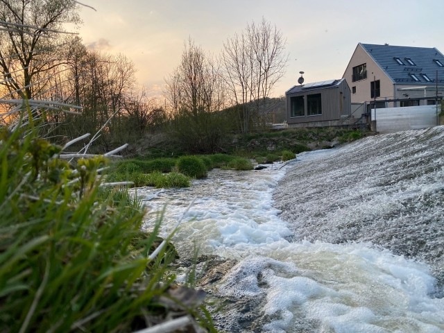 Luxus Ferienhaus am Fluss mit Saunahaus, Liegewiese, Kamin, freistehend