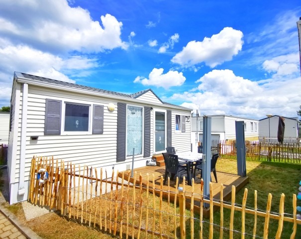 schönes Mobilheim am Meer mit einem Hundestrand