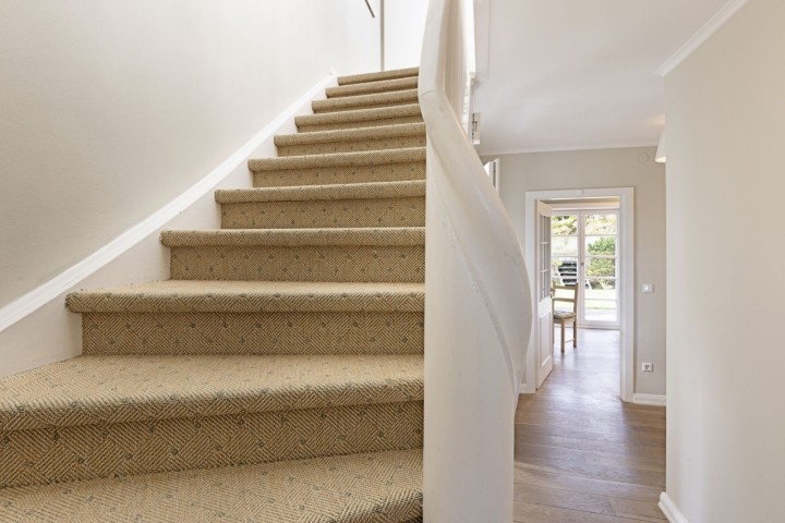 Modernes Feriendoppelhaus unter Reet mit Terrasse & Garten