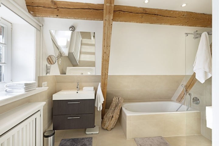 Modernes Feriendoppelhaus unter Reet mit Terrasse & Garten