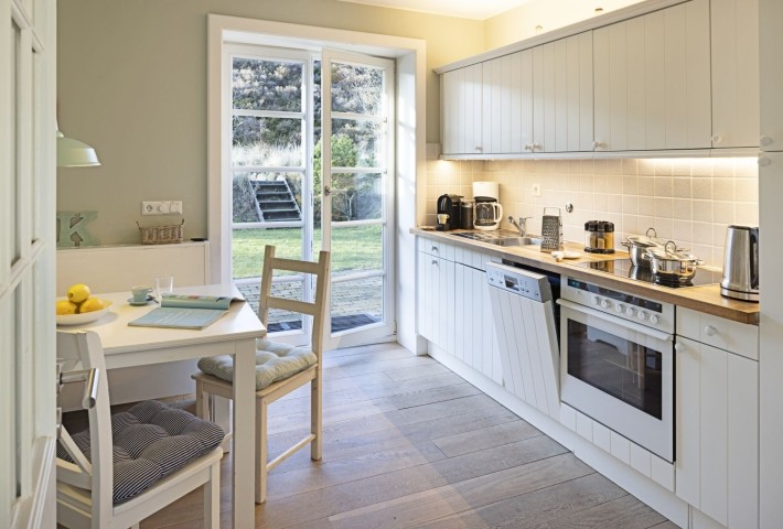 Modernes Feriendoppelhaus unter Reet mit Terrasse & Garten