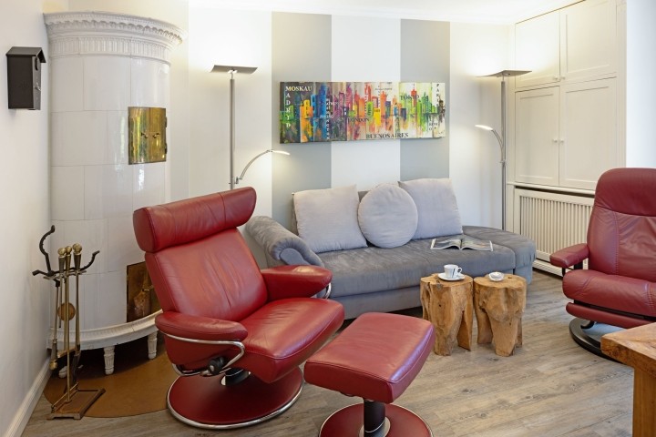 Modernes Ferienreihenhaus unter Reet mit Kamin und großem Garten