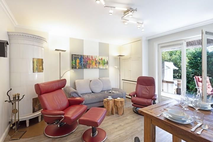 Modernes Ferienreihenhaus unter Reet mit Kamin und großem Garten