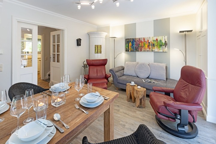 Modernes Ferienreihenhaus unter Reet mit Kamin und großem Garten