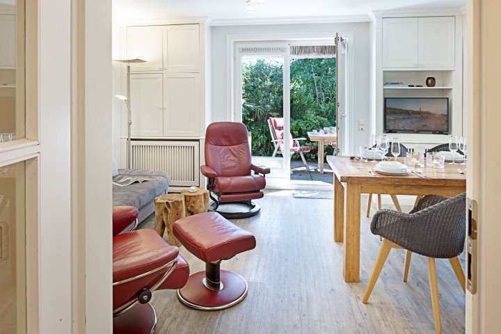 Modernes Ferienreihenhaus unter Reet mit Kamin und großem Garten