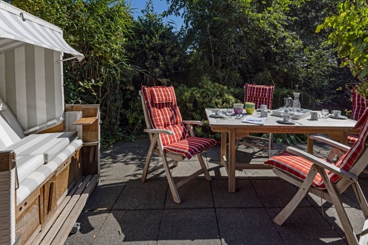 Modernes Ferienreihenhaus unter Reet mit Kamin und großem Garten