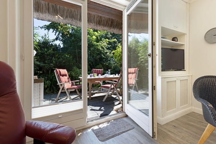 Modernes Ferienreihenhaus unter Reet mit Kamin und großem Garten