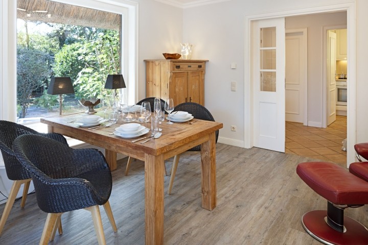 Modernes Ferienreihenhaus unter Reet mit Kamin und großem Garten