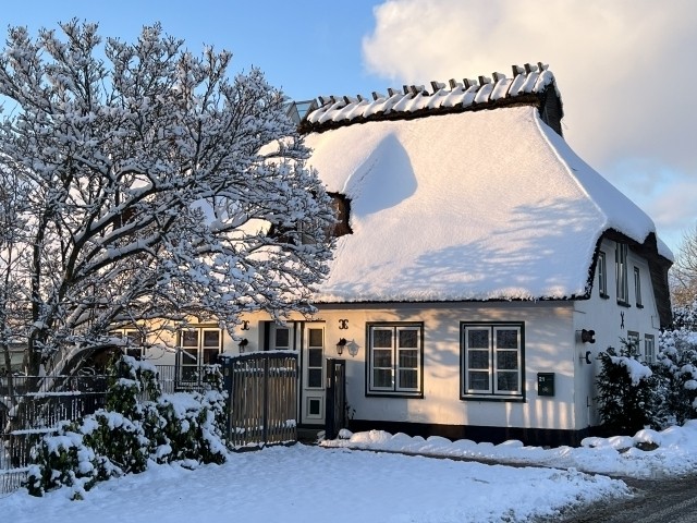 Wunderschönes Ferienhaus unter Reet mit großem Garten