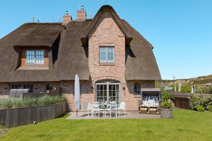 Exclusives Feriendoppelhaus unter Reet mit Kamin & Garten