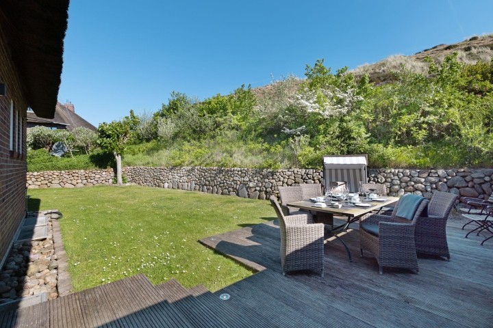 Modernes Doppelhaus unter Reet mit Kamin, Sauna & großem Garten