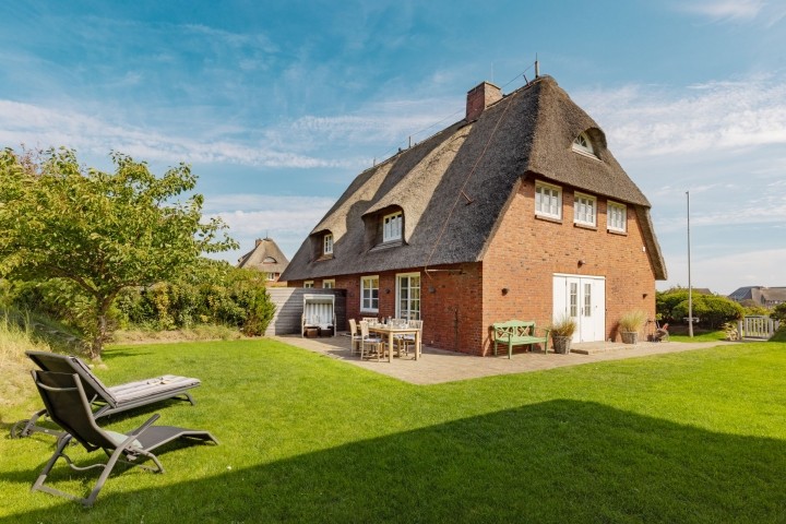 Modernes Feriendoppelhaus unter Reet mit Terrasse & Garten
