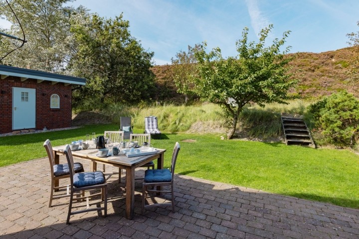 Modernes Feriendoppelhaus unter Reet mit Terrasse & Garten