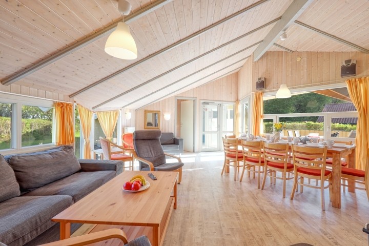 Gemütliches Ferienhaus mit eigenem Grundstück, Innenpool und Sauna